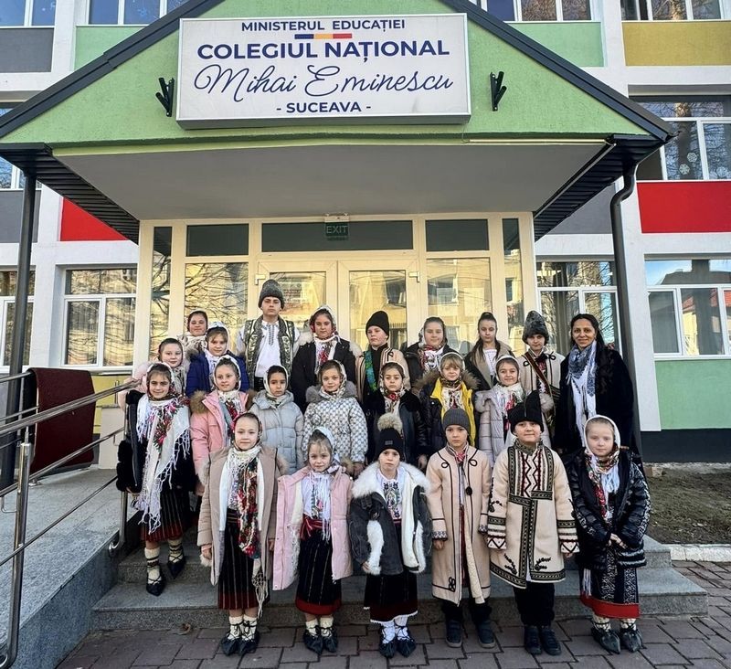 Colegiul Naţional „Mihai Eminescu” din Suceava a primit colindători din ...